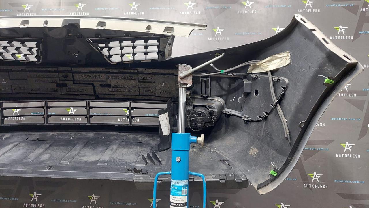 Бампер передний в сборе 7701474769, 8200140334 Renault Scenic 2 сценик ...