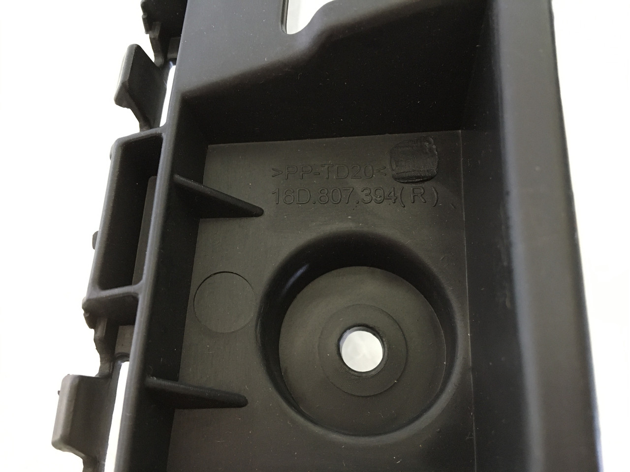 Купить Крепление заднего бампера правое VW Jetta 15-18 USA 5C6-807-376 ...