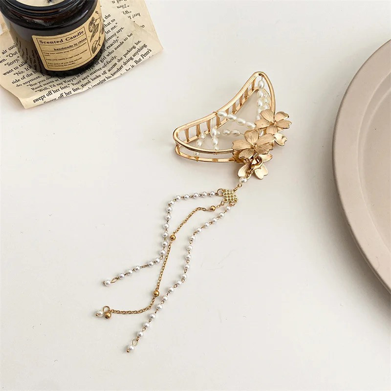 Металическая заколка- крабик полумесяц с цветами и жемчугом для волос с ...