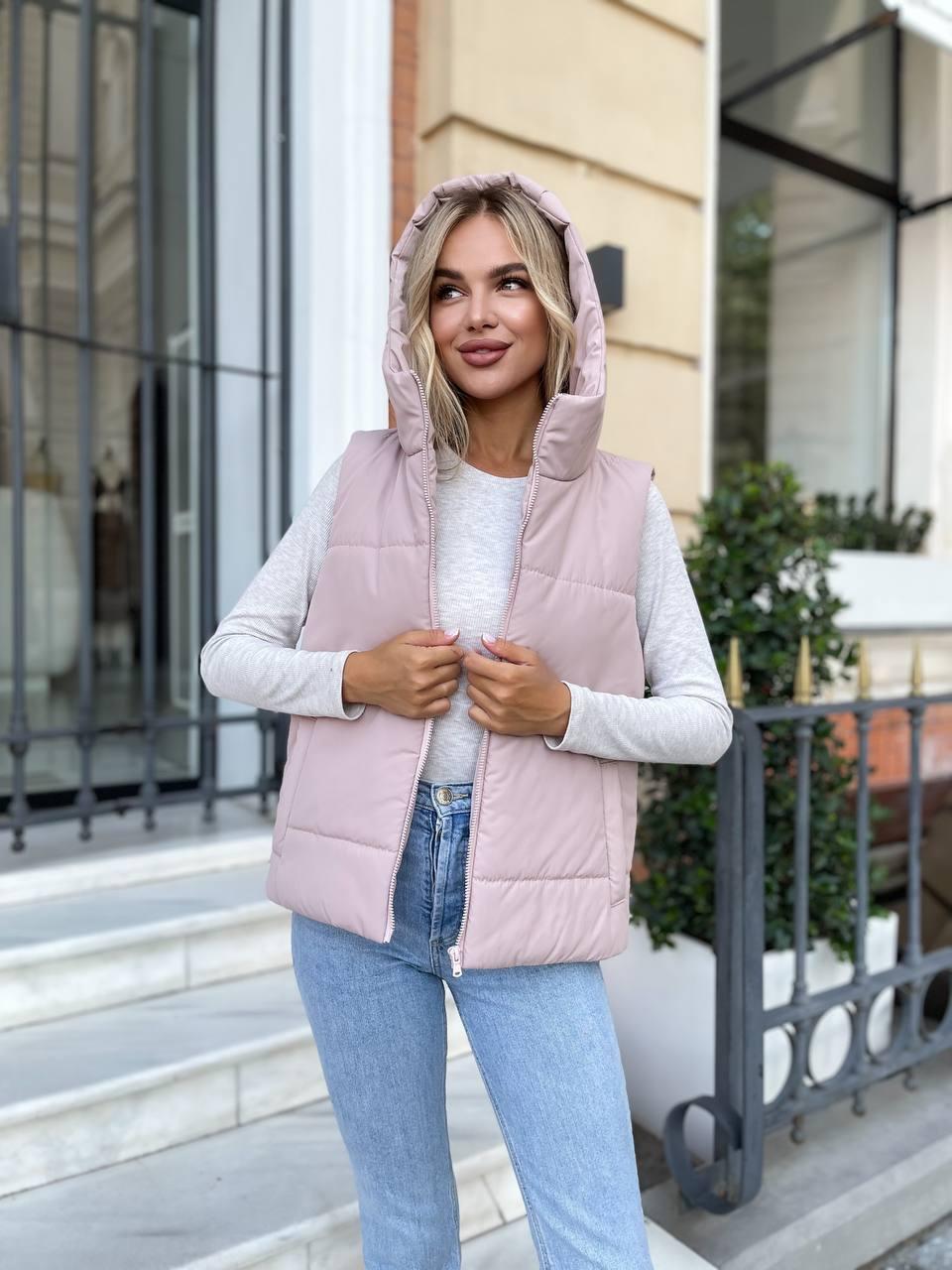 Жилетка безруковка женская светлая пудра из плащевки дутая с капюшоном ...
