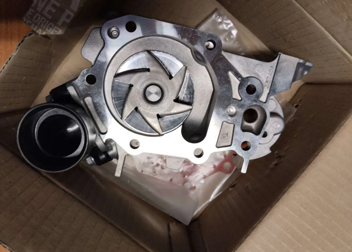 Купить 210101832R, помпа водяная (насос) охлаждения Renault LOGAN ...