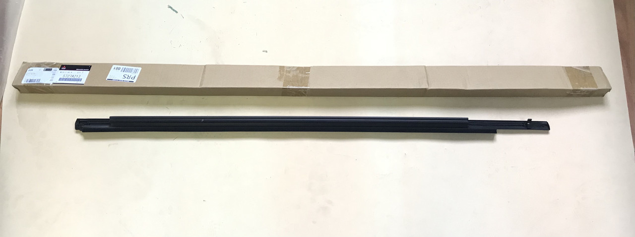 Купить Оригінальний молдинг скла дверей передньої лівої 5727A213., цена ...