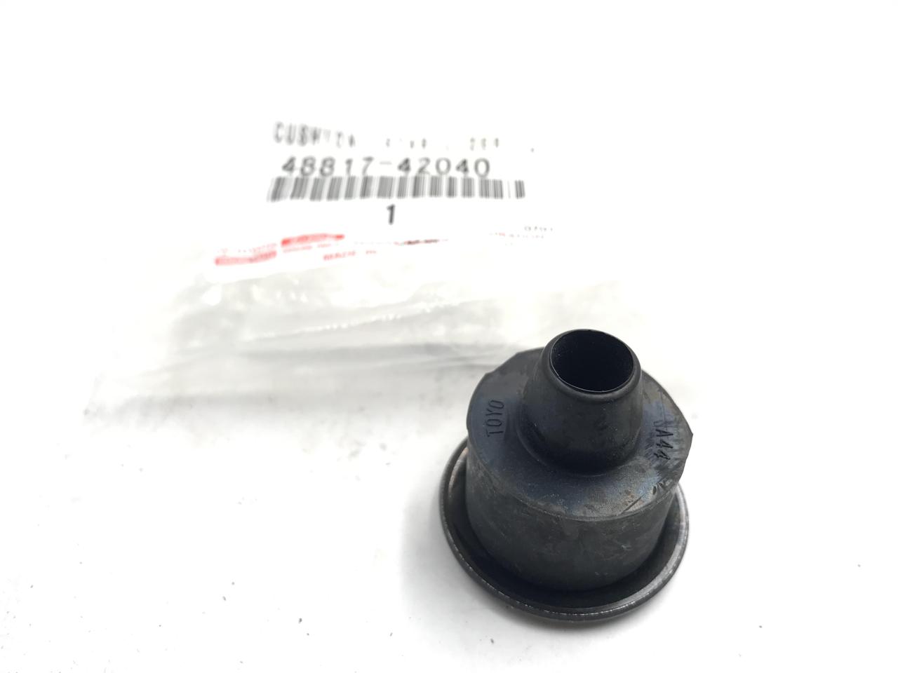 Оригинальная втулка стойки стабилизатора задняя №2 48817-42040 RAV4 (ID ...