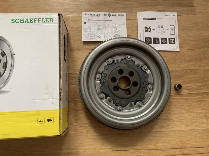 Двухмассовый маховик, демпфер LUK 415074409 Passat B7-B8, Golf 6-7 ...