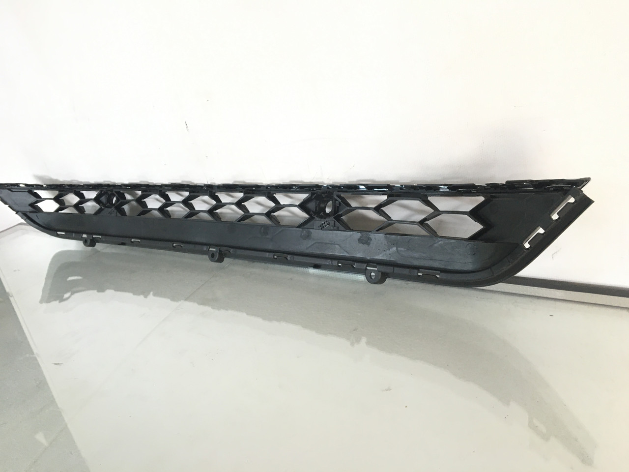 Нижня решітка переднього бампера центр VW Tiguan 2017 5NN-853-677-E-9B9 ...