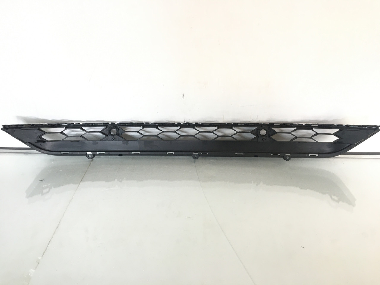 Нижня решітка переднього бампера центр VW Tiguan 2017 5NN-853-677-E-9B9 ...