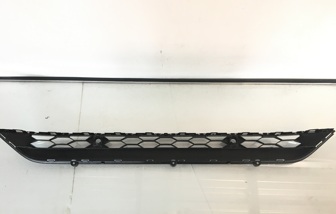 Нижня решітка переднього бампера центр VW Tiguan 2017 5NN-853-677-E-9B9 ...