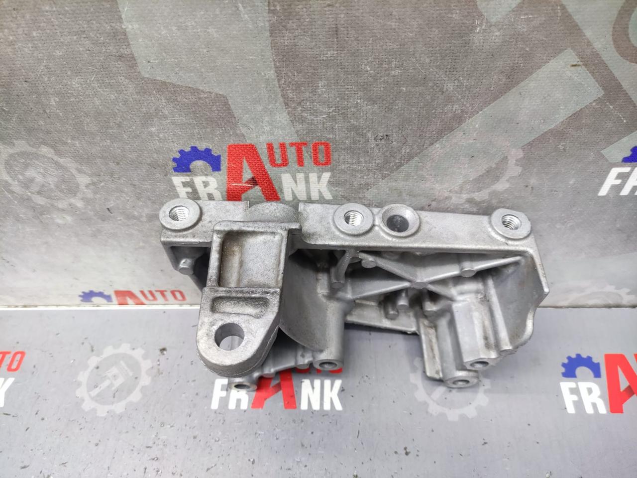 Кронштейн крепления двигателя правый 112317173R для Dacia/ Mercedes ...