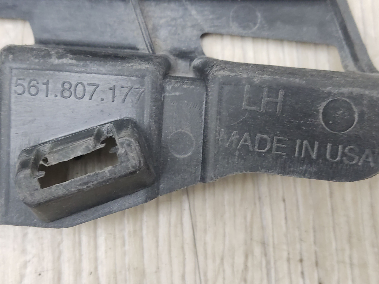 Купить Кронштейн кріплення направляюча переднього бампера лівий VW ...