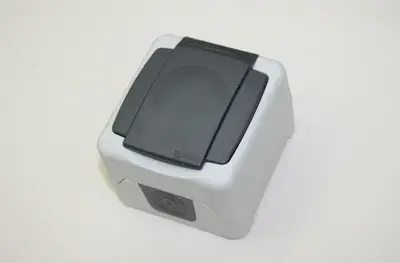 Розетка с заземлением и крышкой Makel Nemliyer IP 44+, без шторок, серый 37064029 (ID#1992443106 ...