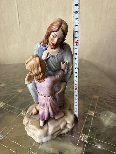 Порцелянова статуетка Ісус Христос зцілює дівчинку Id 2003706106 ціна 1400 ₴ купити на Prom Ua