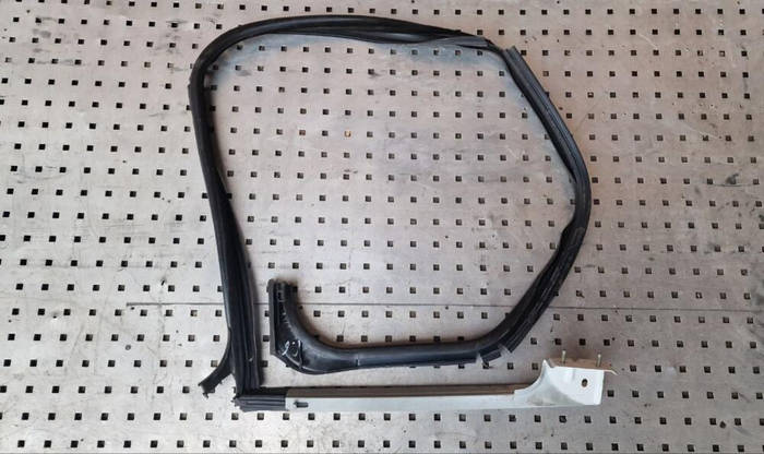 Уплотнитель стекла двери передней левой 803314865R 2014+ Рено Трафик 3 ...