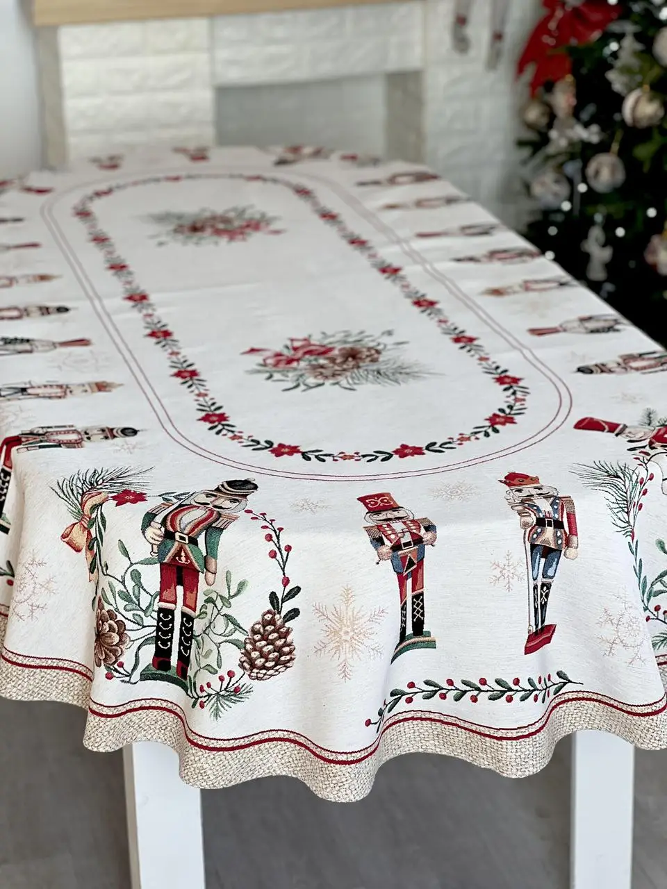 Скатертина новорічна гобеленова овальна тканинна Лускунчик 137 240 см Limaso Лімасо скатертина