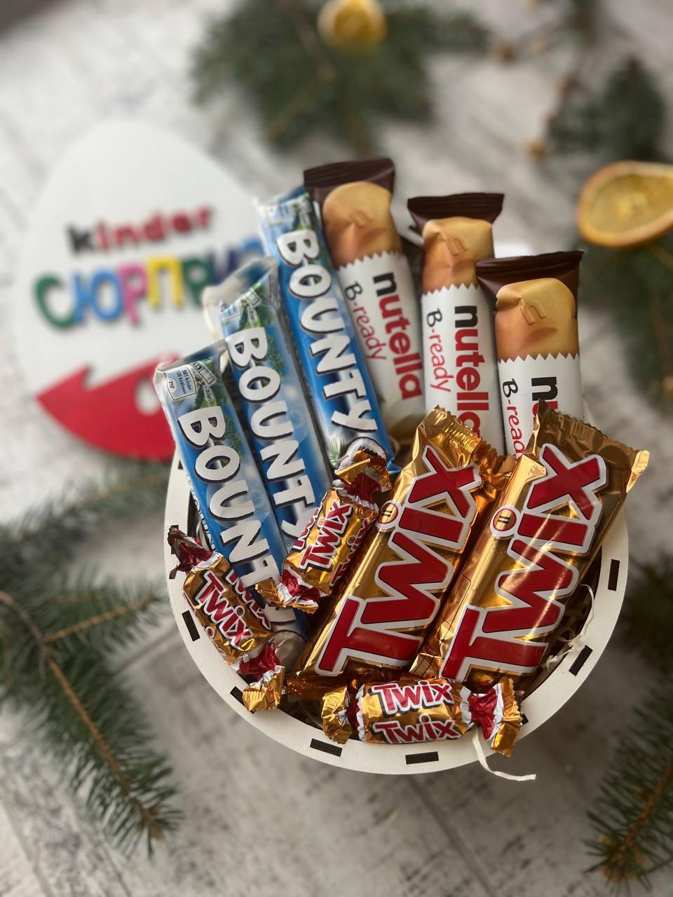 Набор Бокс Kinder сюрприз. Подарочный сладкий набор Bounty, Twix ...
