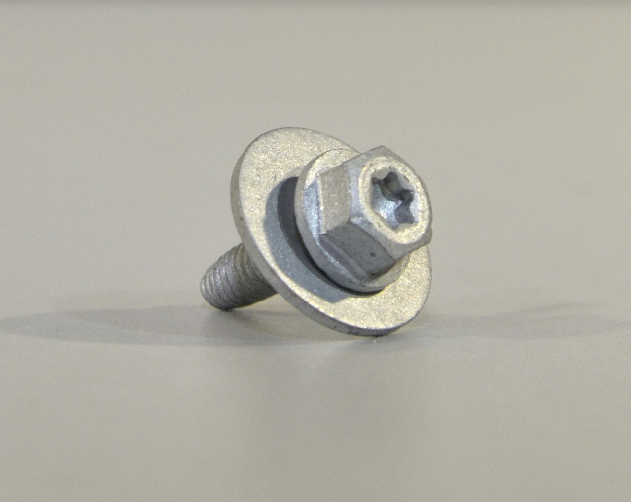 Болт крепления фары / защиты двигателя на Renault Trafic II 2001->2014 ...