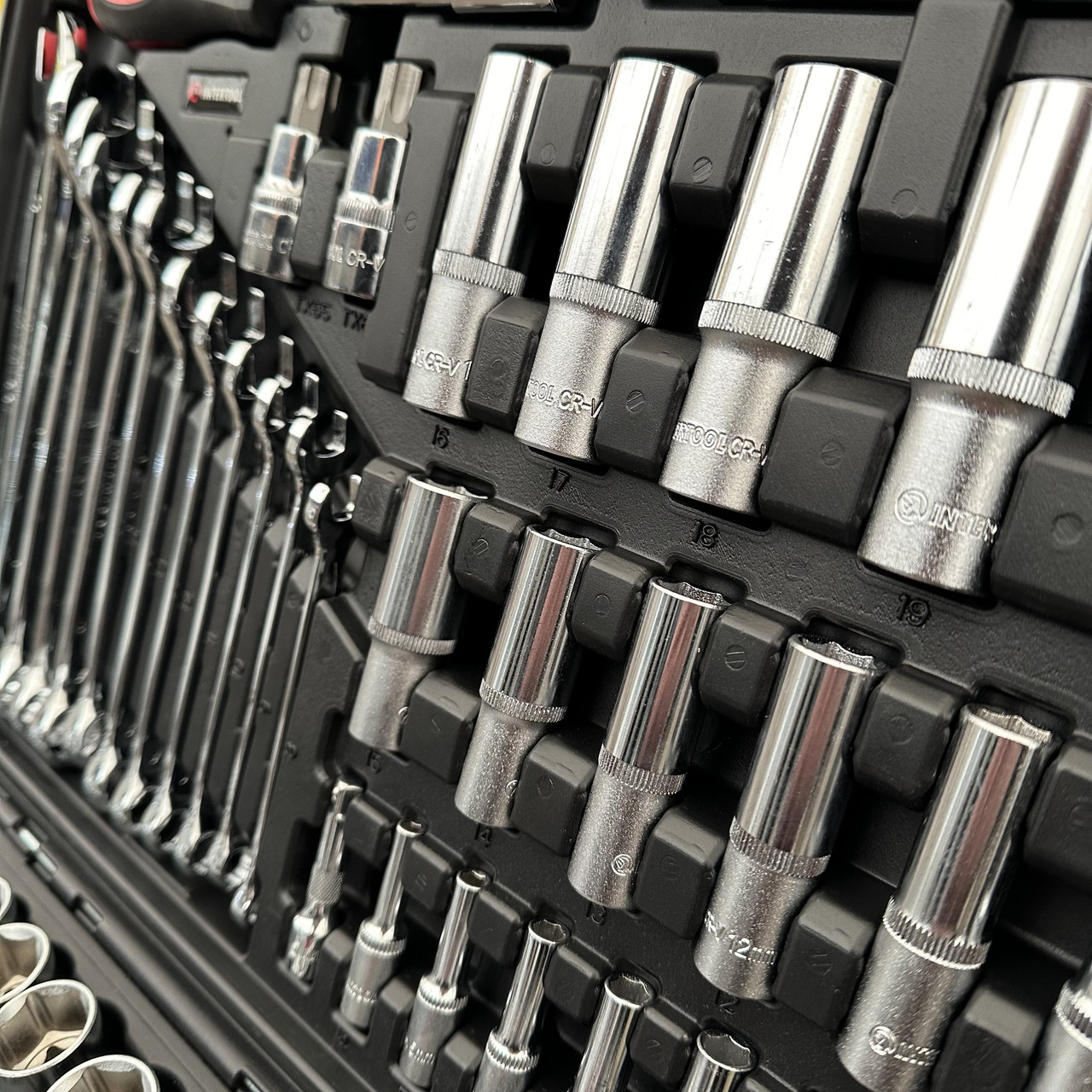 Набор инструментов на 219 ед. INTERTOOL ET-8219 серия STORM Cr-V на три трещотки 1/2 3/8 1/4 (ID ...