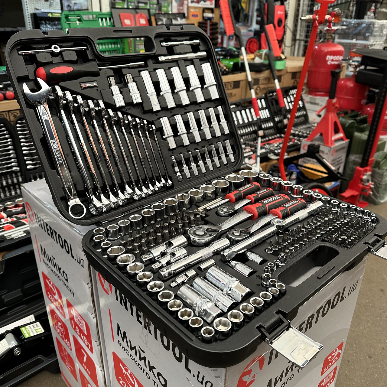 Набор инструментов на 219 ед. INTERTOOL ET-8219 серия STORM Cr-V на три трещотки 1/2 3/8 1/4 (ID ...