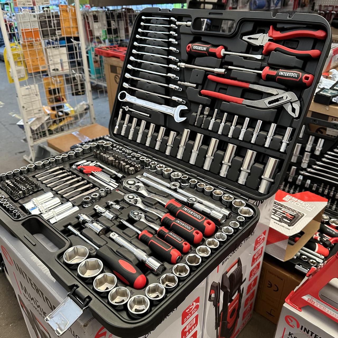 Набір інструментів на 233 од. INTERTOOL ET-8233 серия STORM Cr-V на три трещотки 1/2 3/8 1/4 (ID ...