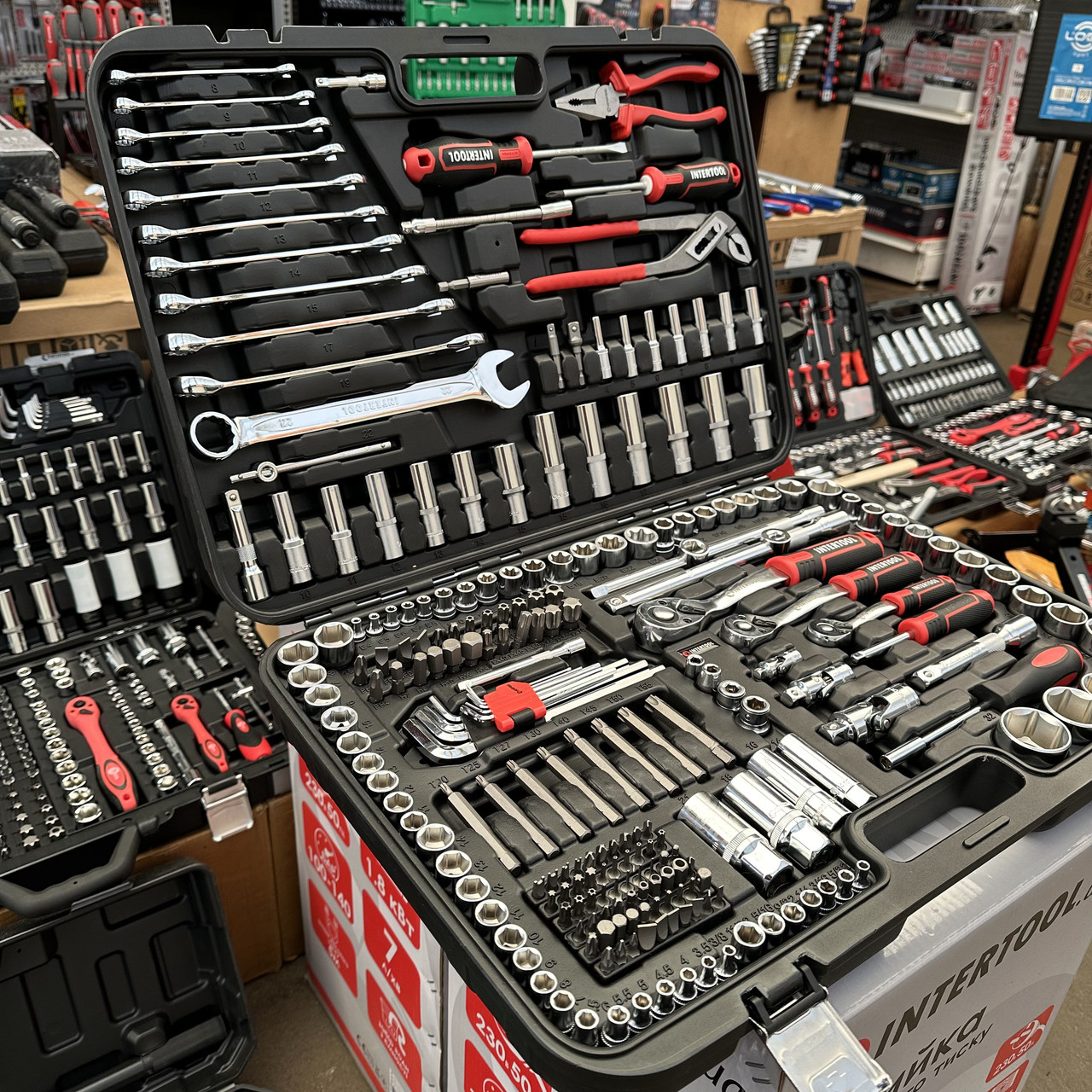 Набор инструментов на 233 ед. INTERTOOL ET-8233 серия STORM Cr-V на три трещотки 1/2 3/8 1/4 (ID ...