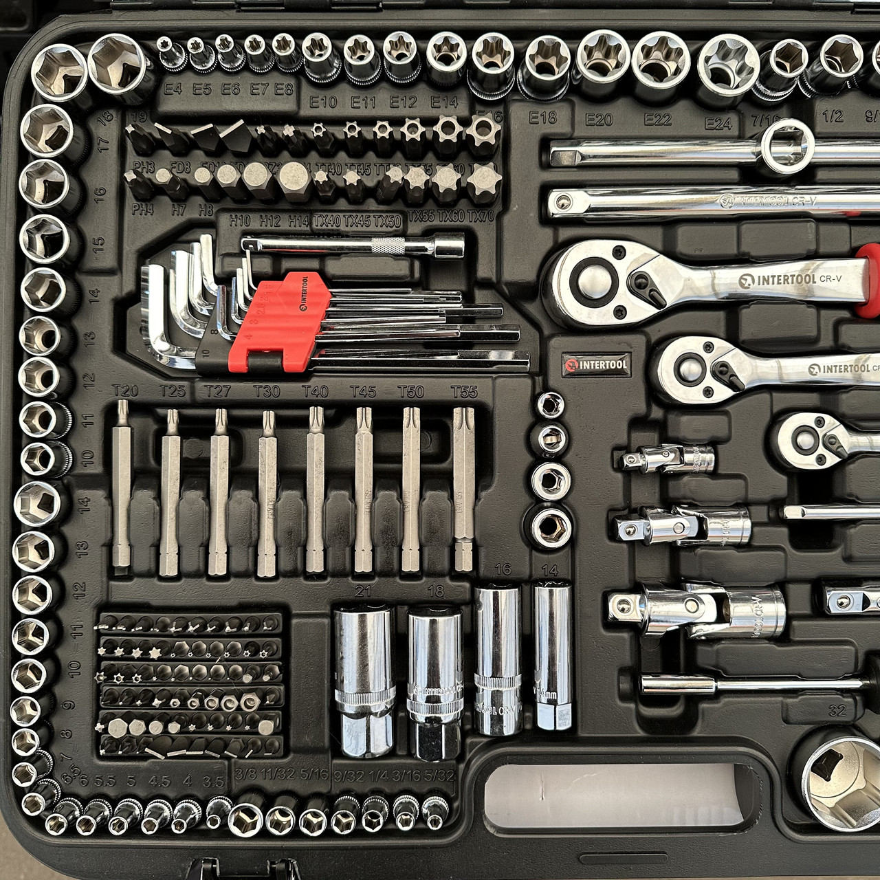 Набор инструментов на 233 ед. INTERTOOL ET-8233 серия STORM Cr-V на три трещотки 1/2 3/8 1/4 (ID ...