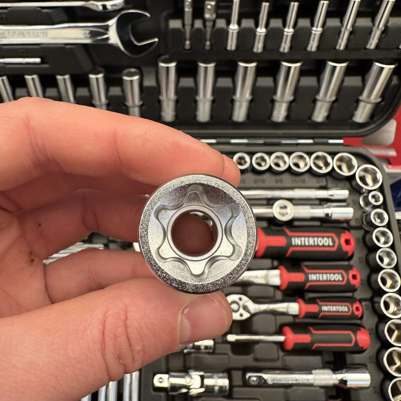 Набір інструментів на 233 од. INTERTOOL ET-8233 серия STORM Cr-V на три трещотки 1/2 3/8 1/4 (ID ...