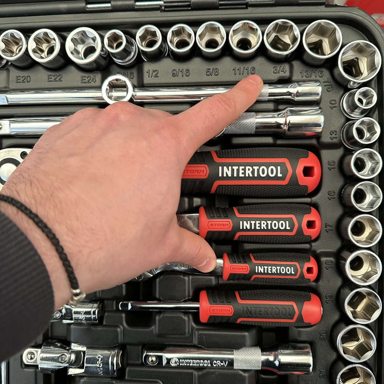 Набір інструментів на 233 од. INTERTOOL ET-8233 серия STORM Cr-V на три трещотки 1/2 3/8 1/4 (ID ...