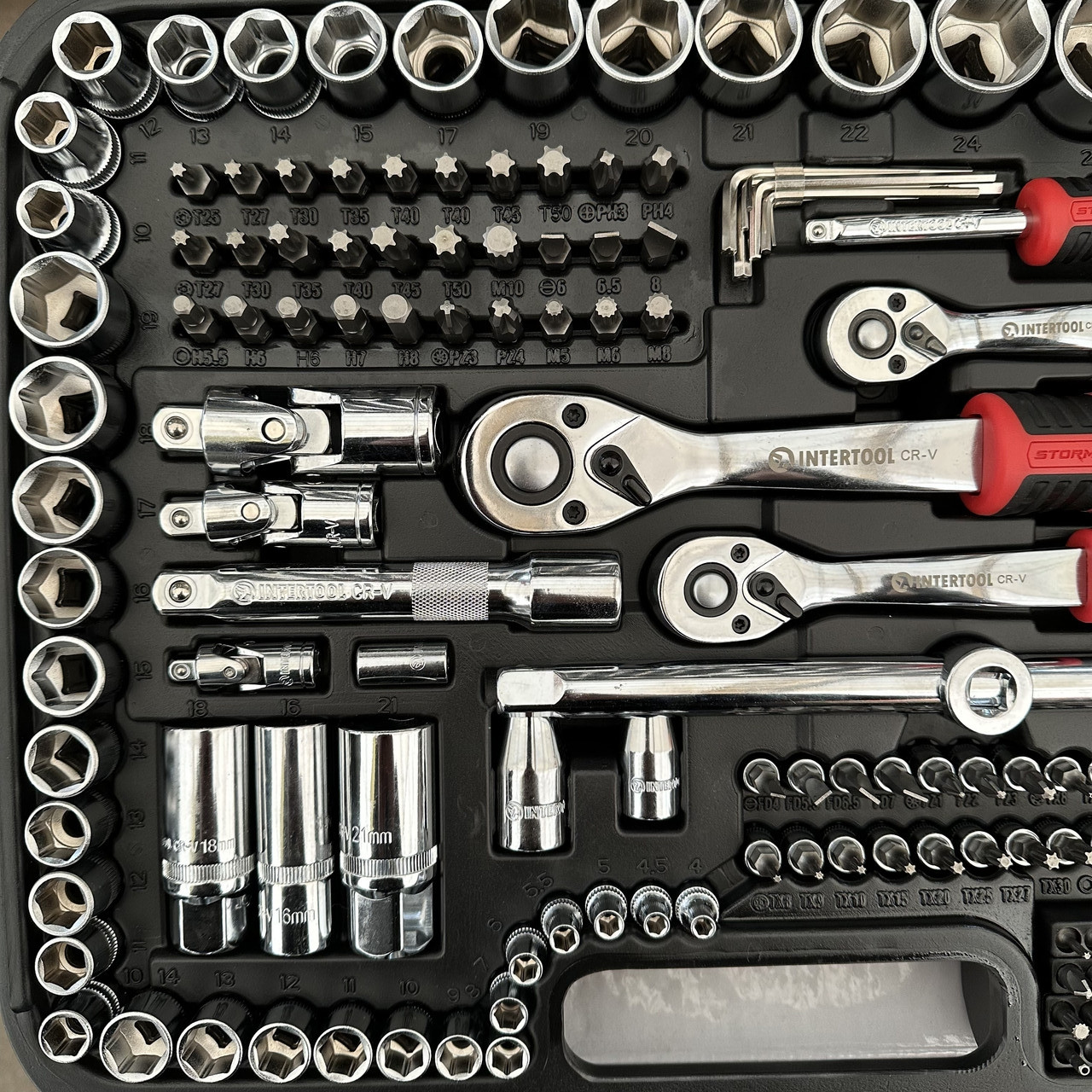 Набор инструментов на 219 ед. INTERTOOL ET-8219 серия STORM Cr-V на три трещотки 1/2 3/8 1/4 (ID ...