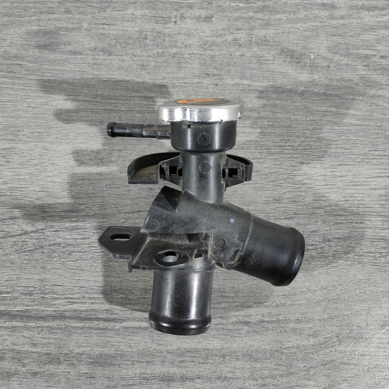 Горловина системы охлаждения с крышкой Nissan Altima 13-18 2.5 21501 ...