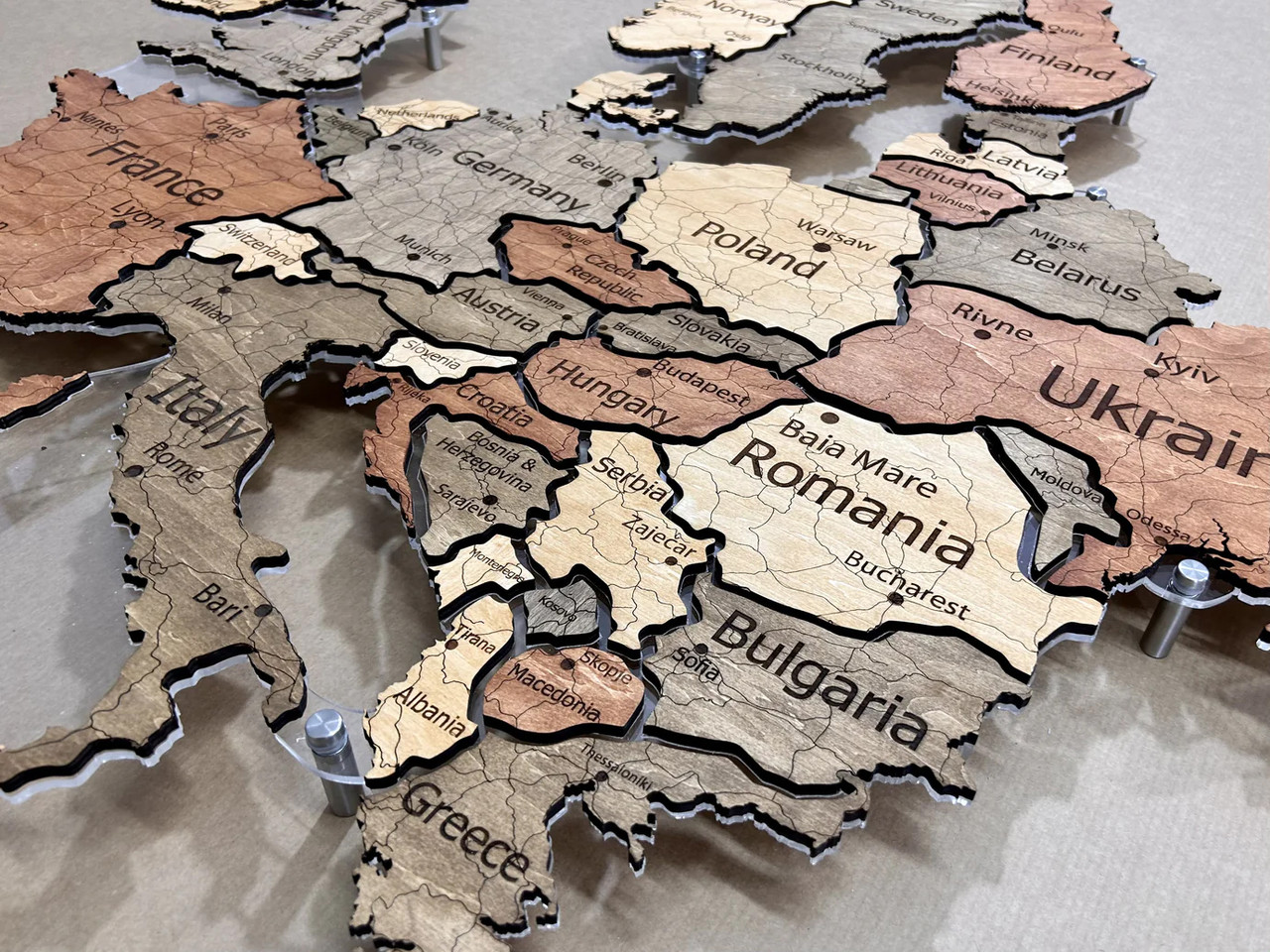 Карта Європи на акрилі з підсвіткою між країнами для інтерєру колір