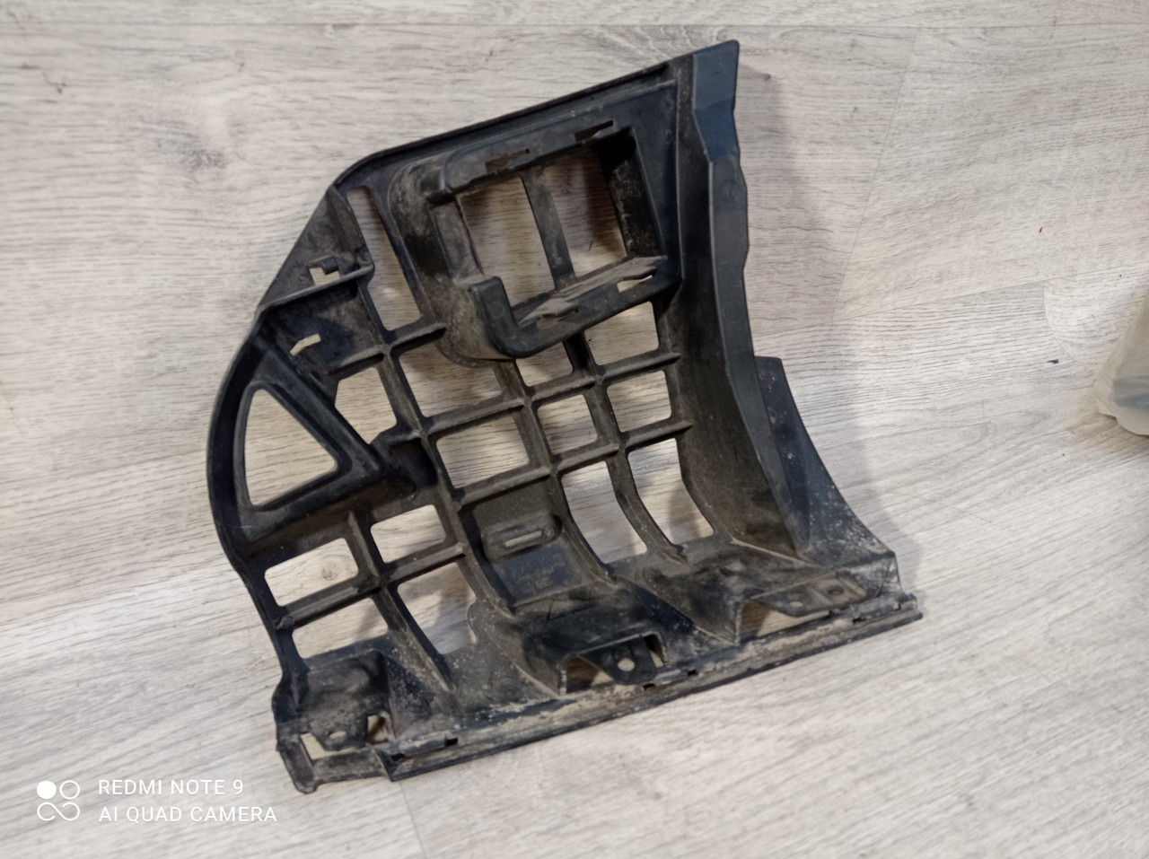 Кронштейн кріплення направляюча заднього бампера лівий Mercedes CLA ...