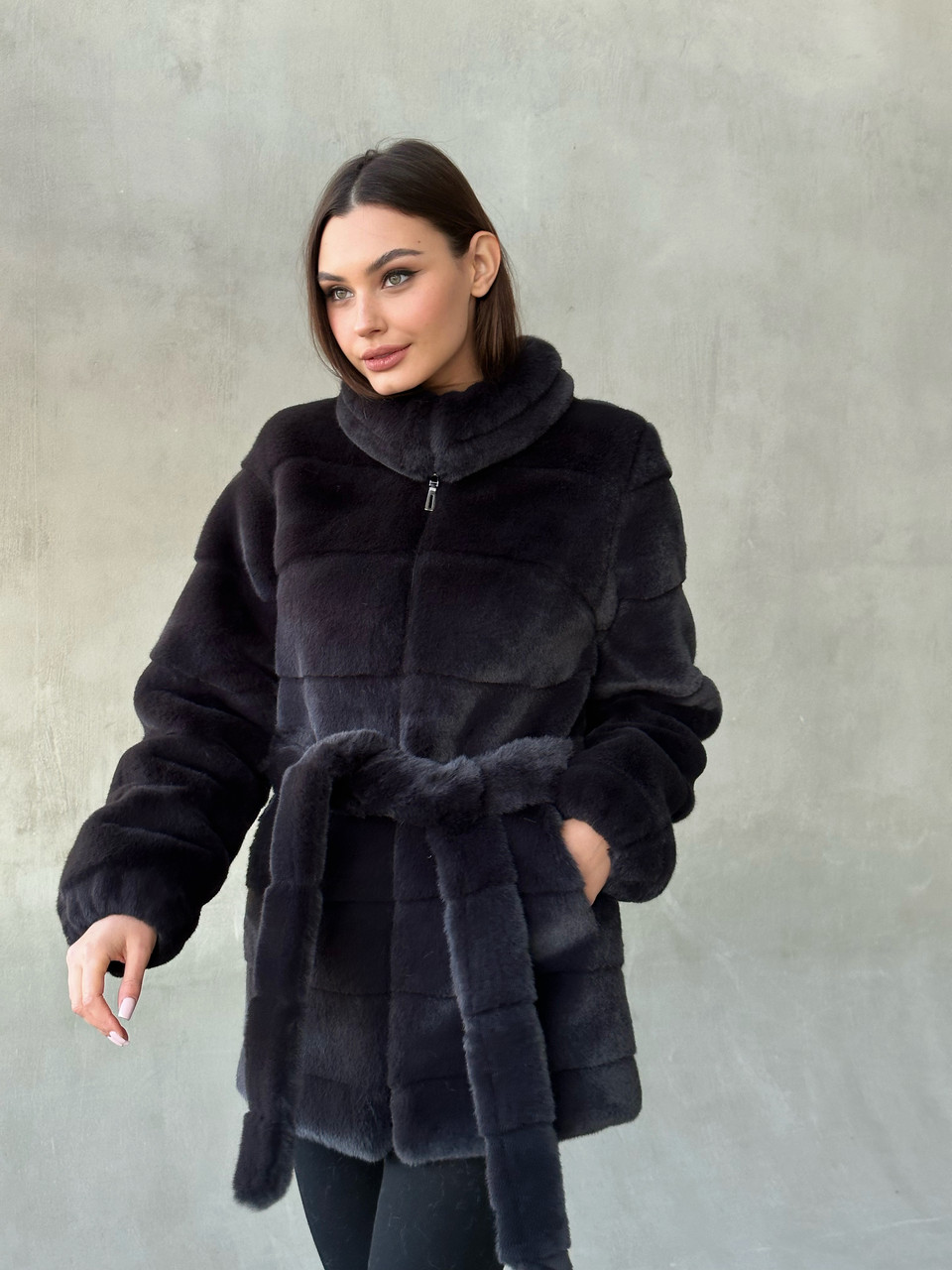 Еко шуба під шиншилу з коміром стійкою та поясом темно-сіра (р. 42-56 ...