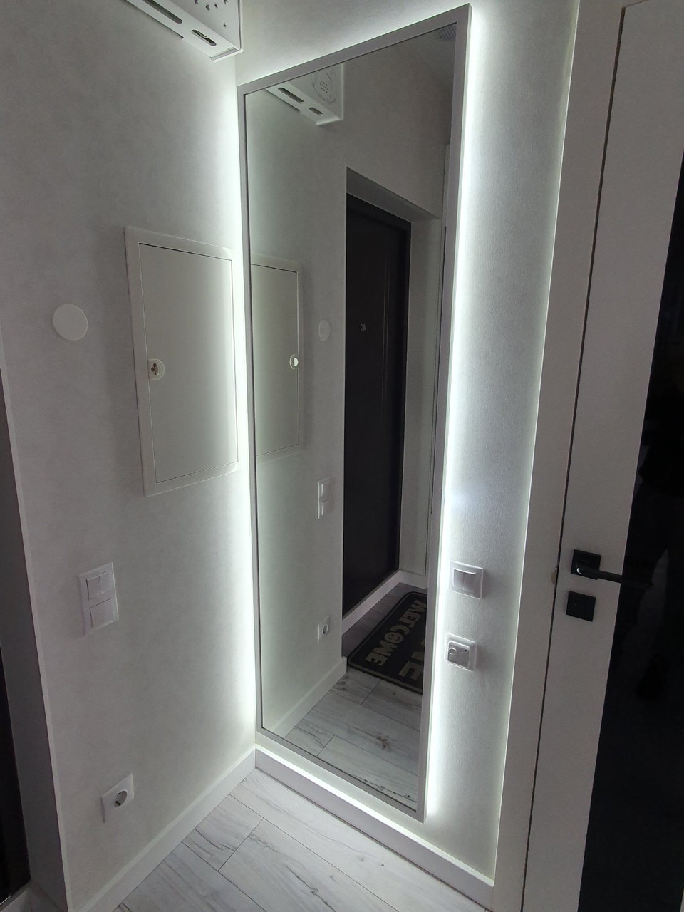 Дзеркало настінне 150 50 см у мдф рамі білого кольору з фоновим лідом підсвічуванням продаж