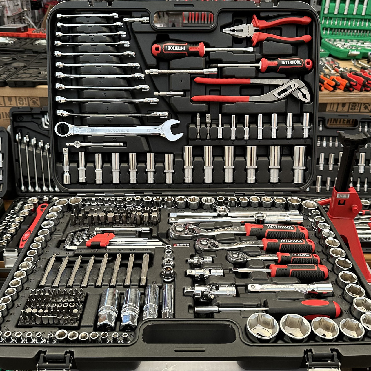 Набір інструментів на 233 од. INTERTOOL ET-8233 серия STORM Cr-V на три трещотки 1/2 3/8 1/4 ...