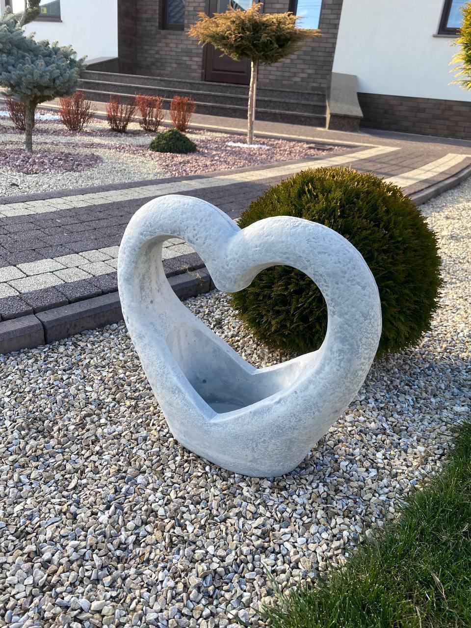 Садова фігура статуетка Ваза серце для декору саду виготовлений з цементу ручної роботи 42см