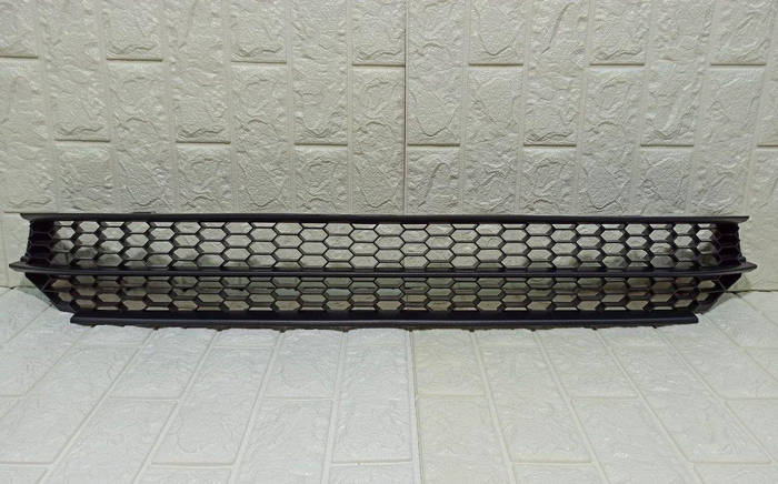 Решетка переднего бампера центральная 5618536779B9 Volkswagen Passat B7 ...