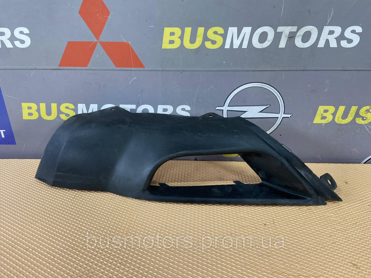 Декоративная накладка бампера переднего левая Mitsubishi Outlander XL ...