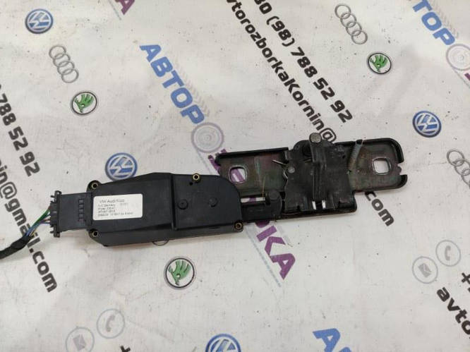 Держатель замка с эл. двигателем доводчика Audi Q7 2012 3.0L CJWE Задн ...