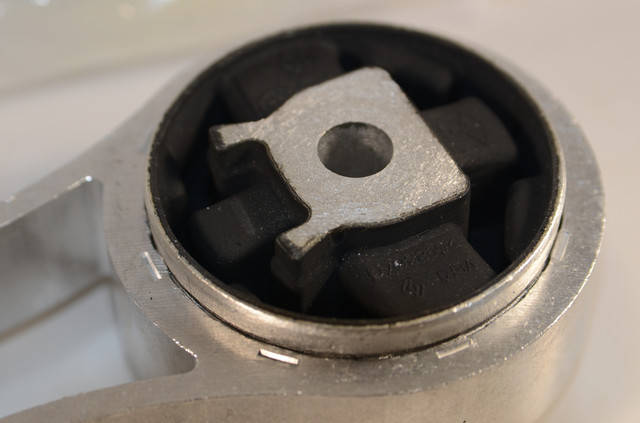 Купить Подушка двигателя на Renault Trafic 2001-> 1.9dCi (внизу ...