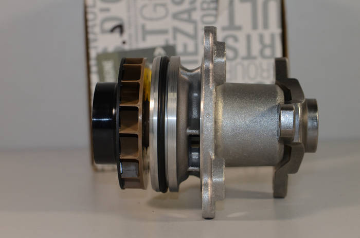 Водяной насос на Renault Trafic II 2006->2014 2.0dCi Renault (Оригинал ...