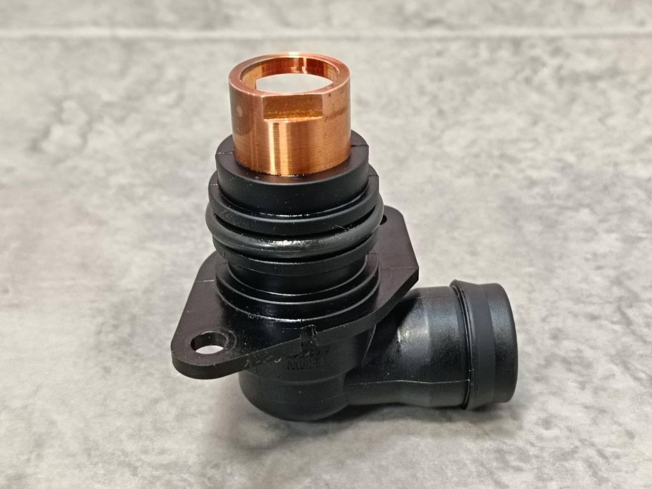 Кутовий штуцер впускного колектора BMW 5 серія E60/E61 - 11618638014 ...