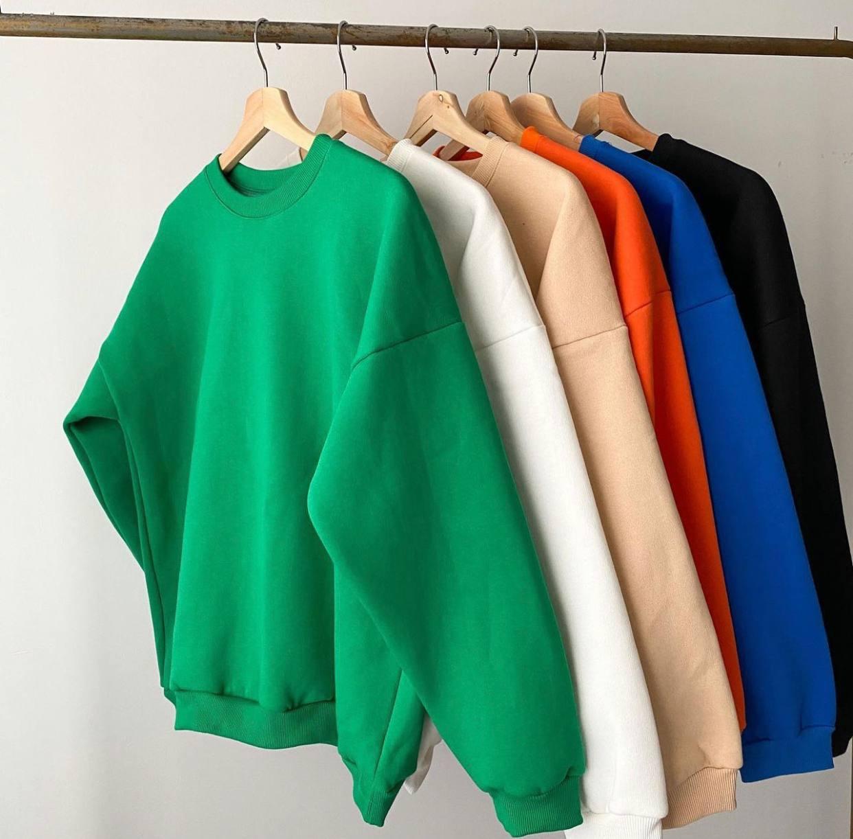 Базовый женский укороченный оверсайз свитшот на флисе (черный, белый ...