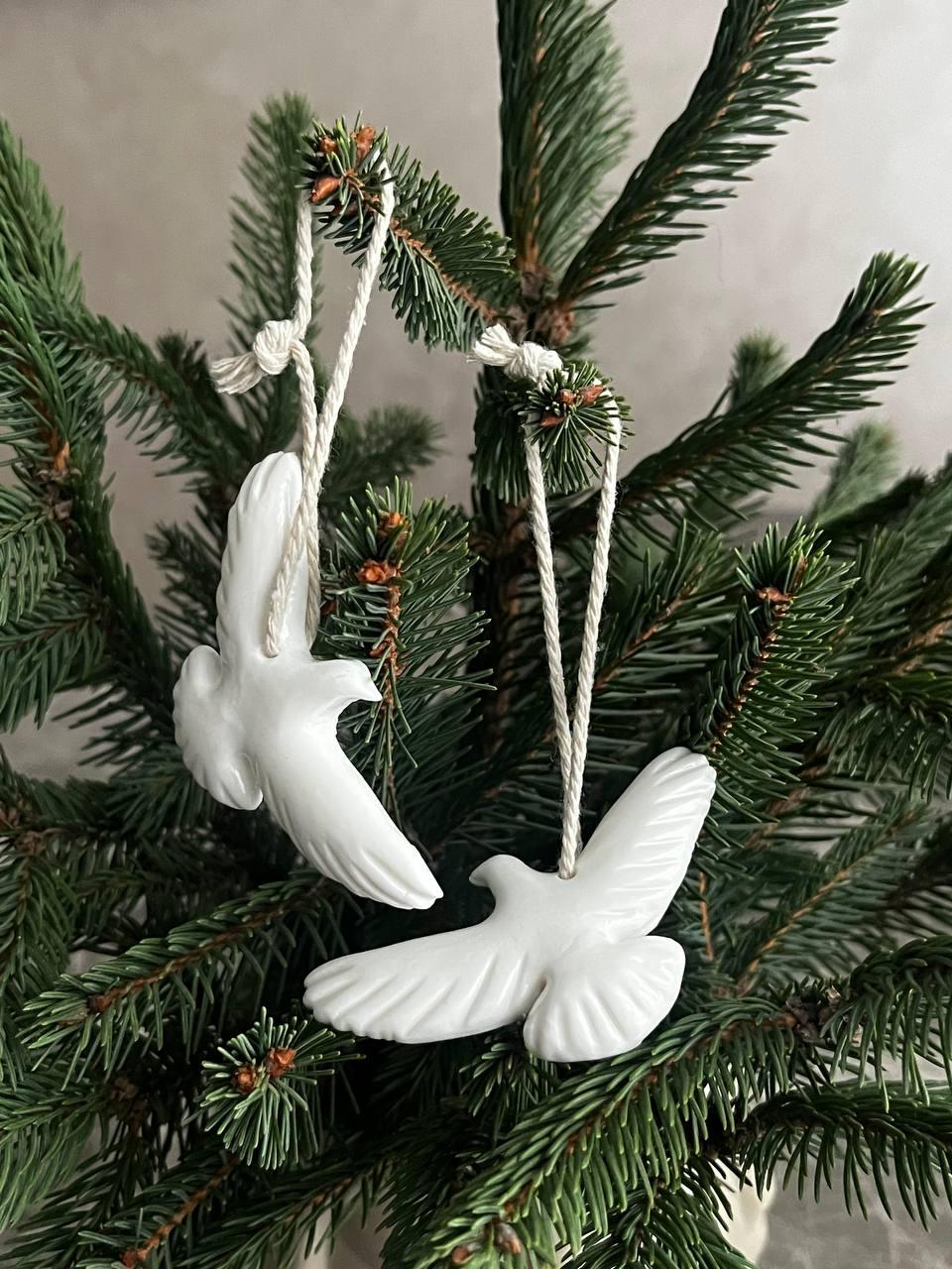 Іграшки На Ялинку Набір Горлиць 2 Шт З Епоксидної Смоли Ручної Роботи Білі Голуби З Фільму Сам У