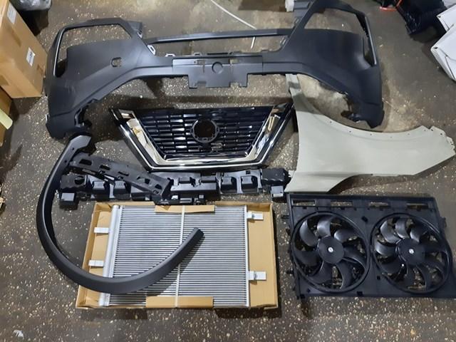 Решітка радіатора камера + дистрон Nissan Roguе T33 2021-2024 ...