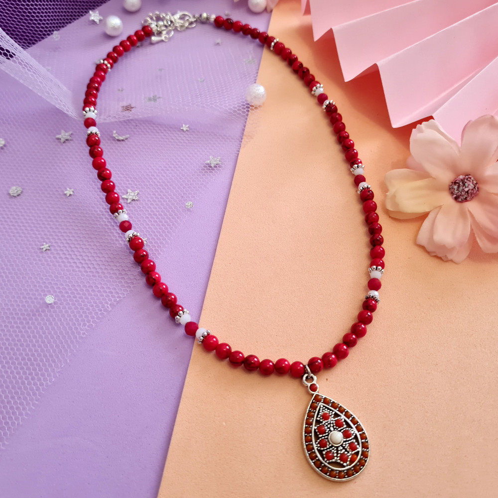 Оригінальне кольє-чокер у етно-стилі з натурального говліту під корал ...