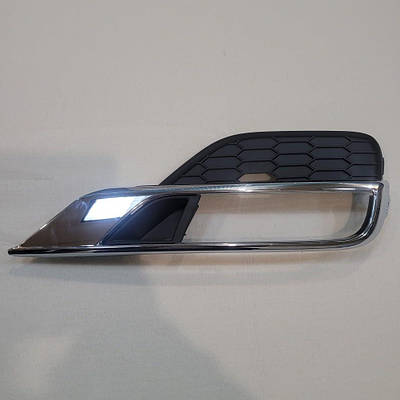 Решітка переднього бампера права Toyota Prius V 15-17 рест новий ...