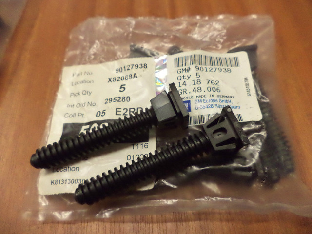 Болт Пластиковый Крепления Запасного Колеса GM 90127938 OPEL Astra-G ...