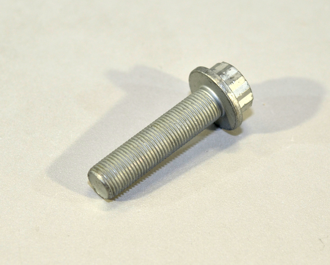 Болт крепления шкива коленчатого вала на Renault Master III 2010-> 2 ...