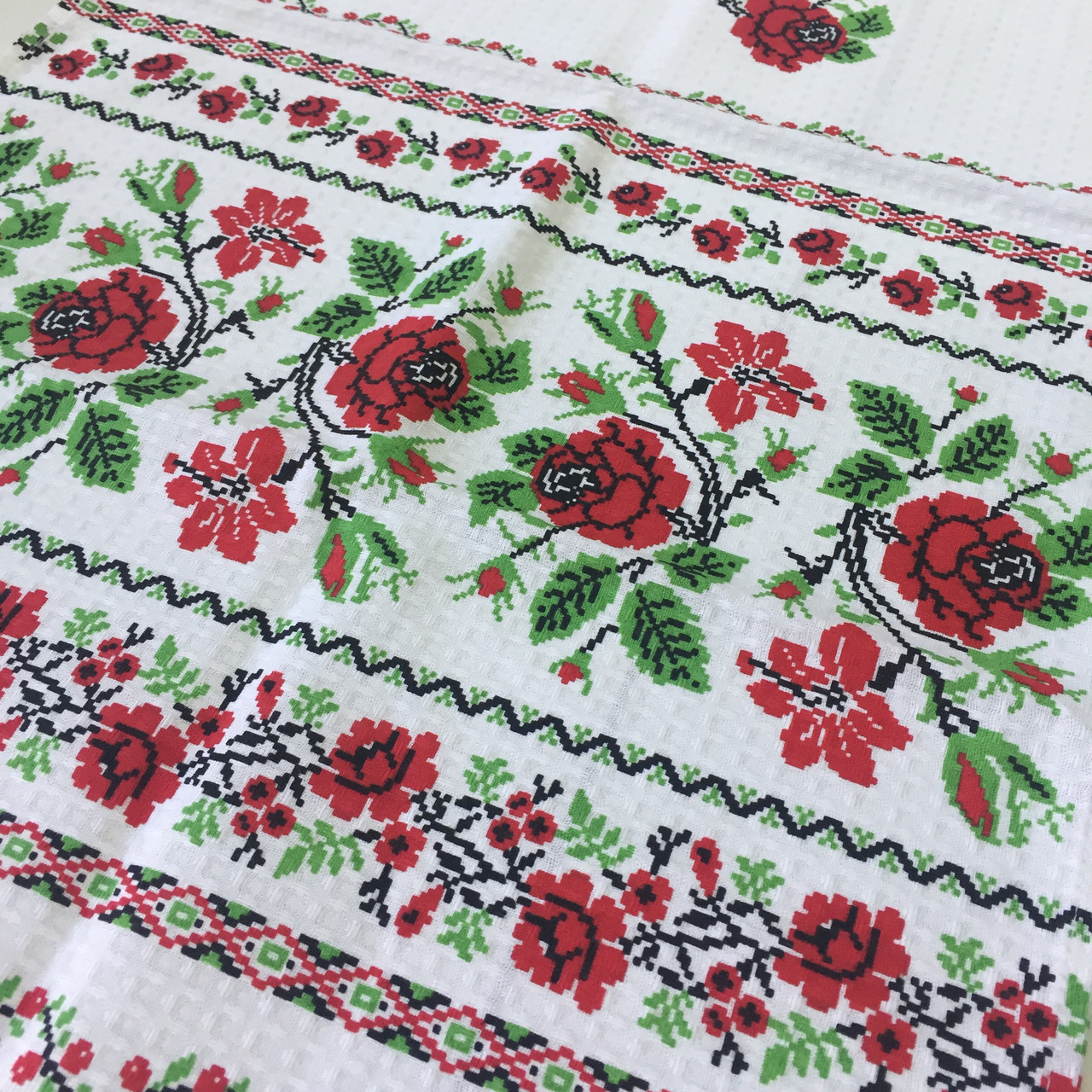 Готовое вафельное полотенце с веточками роз и украинским орнаментом для ...