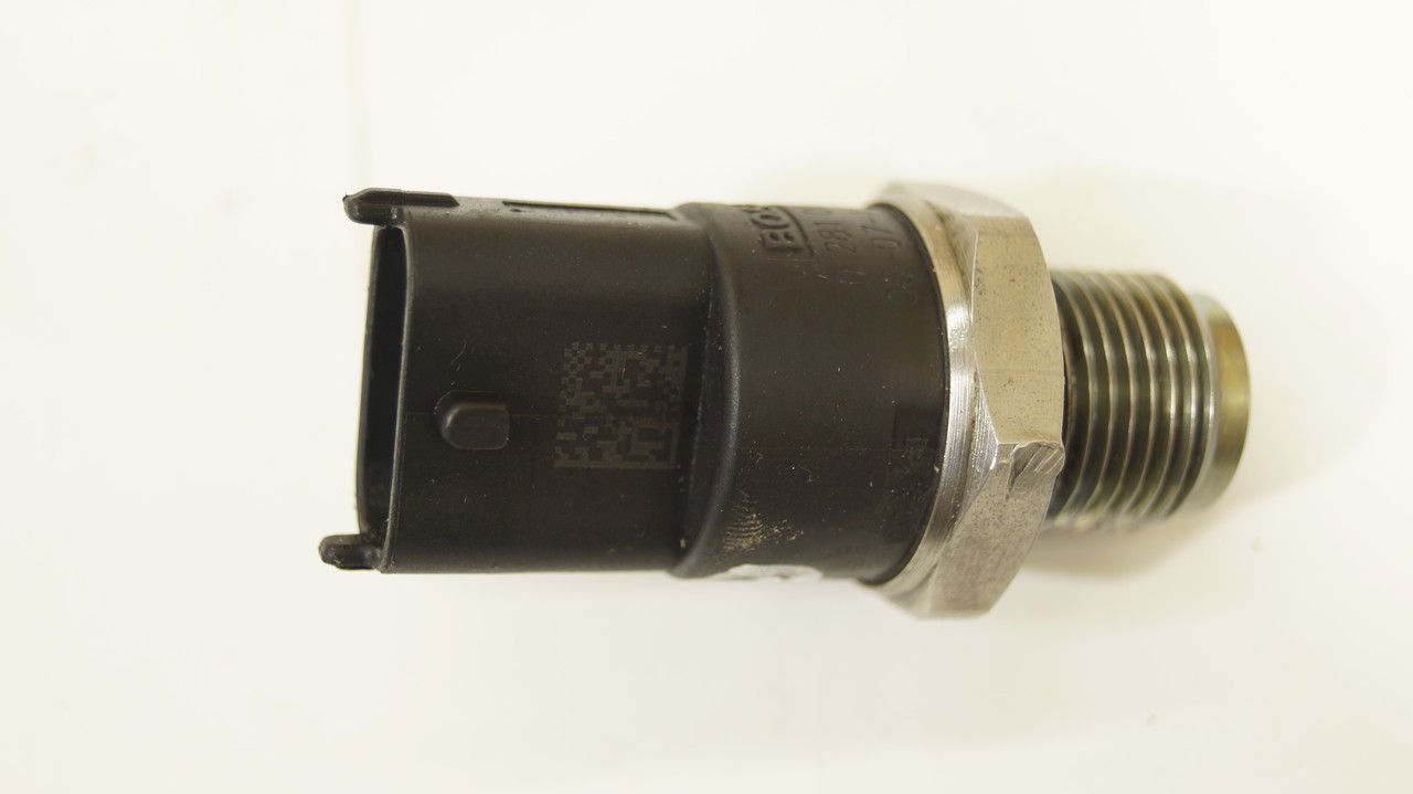 Купити Датчик тиску палива в рампі/рейці Рено Лагуна 2. 0281002719. Б.У ...