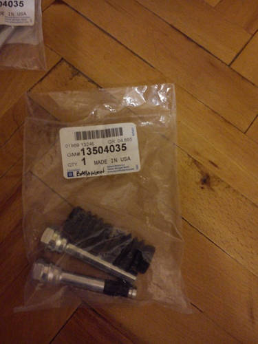 Купить Ремкомплект направляющих скобы переднего суппорта GM 13504035 ...